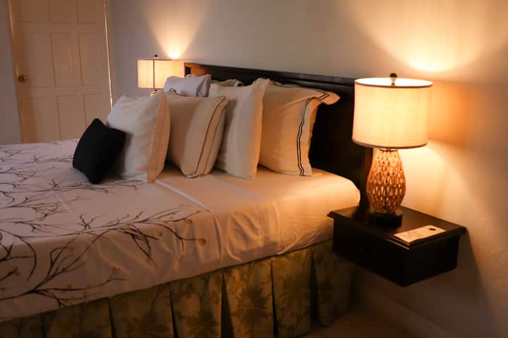 Relax In Serene King Ensuite W/balcony & Sea Views - Negril