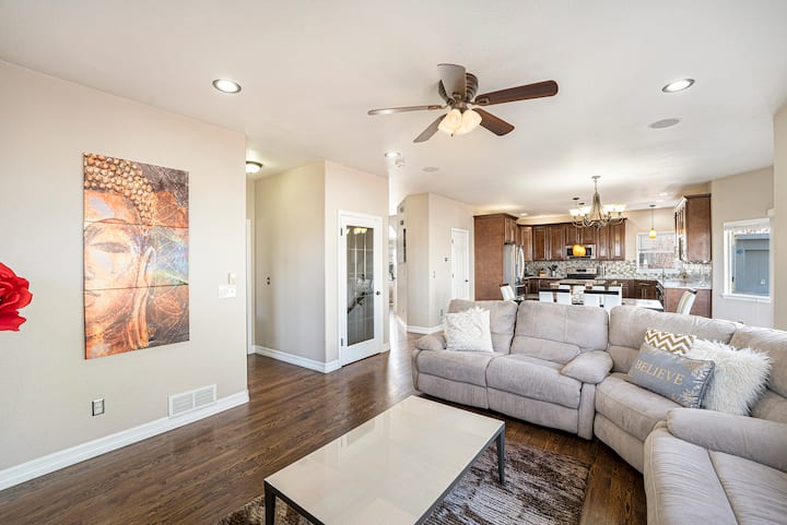 New| Contemporary Modern Home| King Bed| Game Room - Thornton, CO