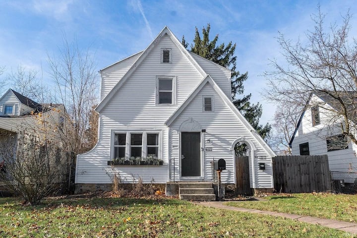 Coziest Centrally Located House - Fort Wayne, IN