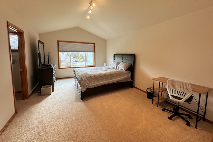 Large Comfy Room In Lynnwood Wifi W/d Kitchen Desk - Lynnwood, WA