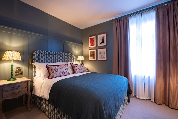 A Comfy Room In Newbury - Highclere
