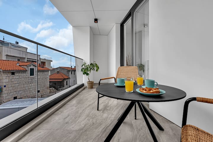 Balcony Apartment With 2 Rooms - Brela