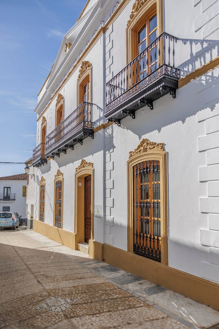 Beautiful 6 Bedroom Town House With Plunge Pool - Higuera de la Sierra