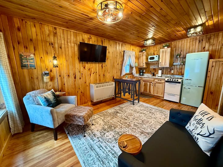 Village Cottages East: Studio With A Hot Tub ! - Old Forge, NY