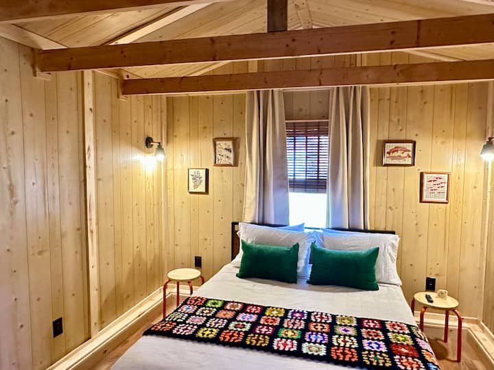 Retro Retreat: 15mins From Downtown Kc - Kansas City, MO