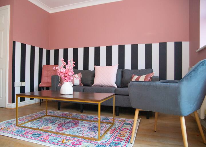 4x Bed Elegant Home With Parking - Ely