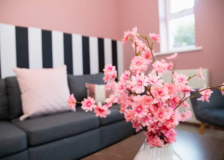 4x Bed Elegant Home With Parking - Ely