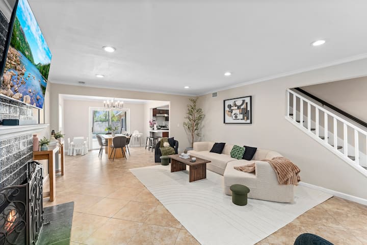 Spacious Home - Yard - Game Room - Santa Ana, CA