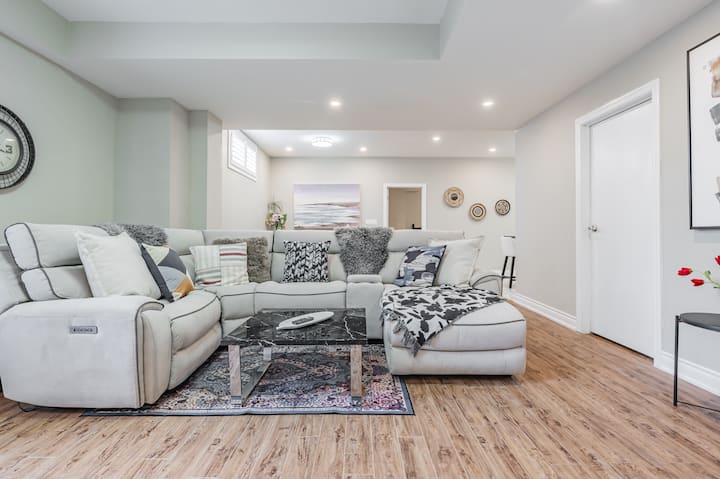 Spacious 2br Apt In Queensway/dundas Near Airport - Mississauga