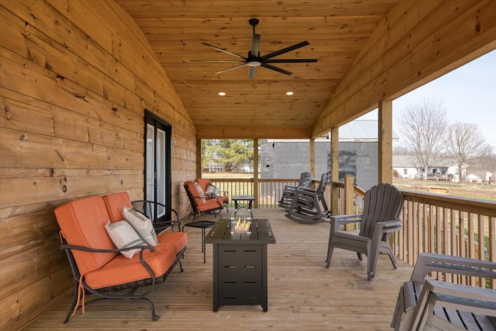 Cozy Place W/ King Bed • 70" Smart Tv• Huge Deck - Crossville, TN