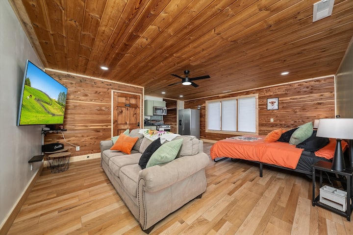 Cozy Place W/ King Bed • 70" Smart Tv• Huge Deck - Crossville, TN
