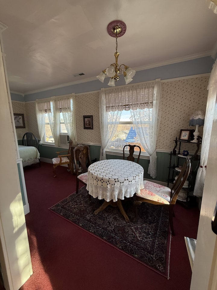 French Suite At Charming Bed & Breakfast - Susanville, CA