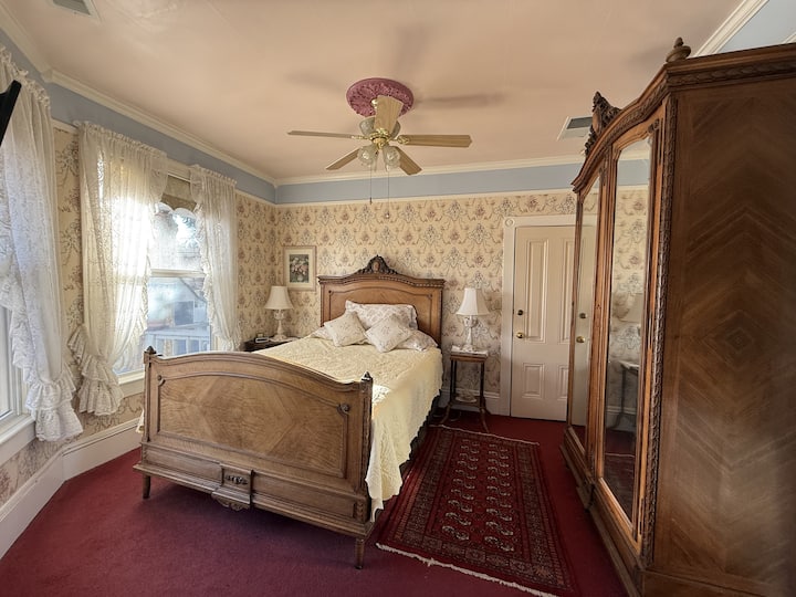 French Suite At Charming Bed & Breakfast - Susanville, CA