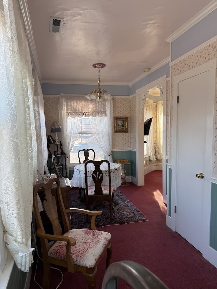 French Suite At Charming Bed & Breakfast - Susanville, CA