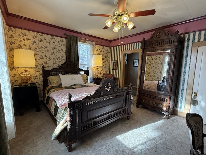 Regency Suite At Charming Bed & Breakfast - Susanville, CA