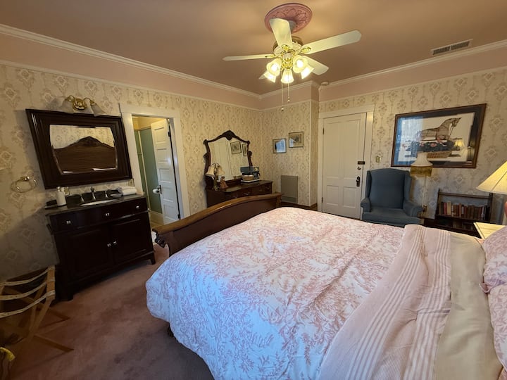 Rose Suite At Charming Bed & Breakfast - Susanville, CA