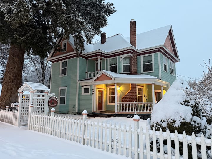 Rose Suite At Charming Bed & Breakfast - Susanville, CA