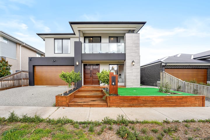 Family Extravagance - Upper Point Cook Dream Home! - Werribee
