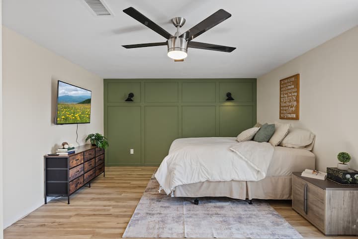 Primary Bedroom W/private En Suite - Tarpon Springs, FL