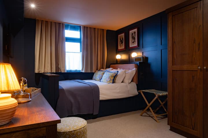 A Snug Room At The Royal Forest - Chingford