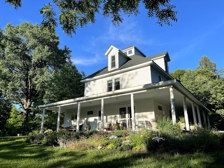 Forested Privacy, Hot Tub, Cozy Comfort - Lake Michigan Beach, MI