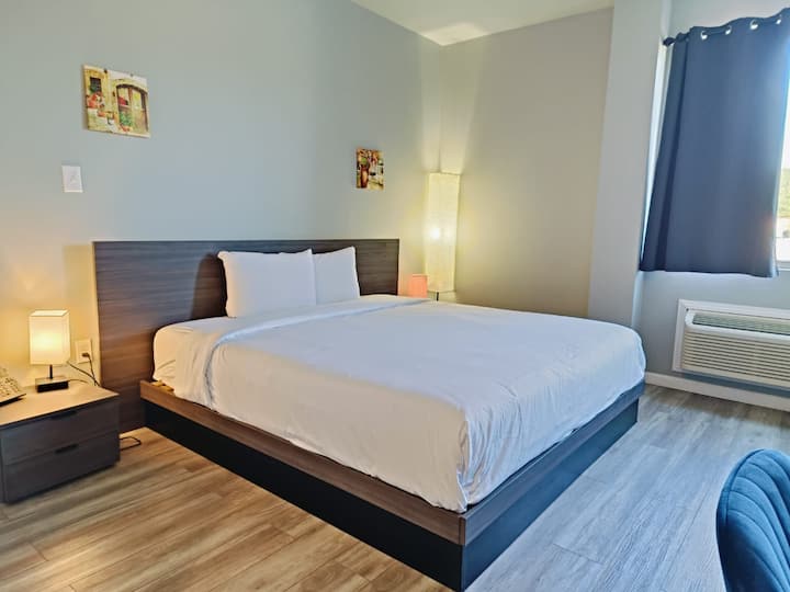 King Bed Non-smoking | Champion Inn Motel By Oyo - Cleveland, TX