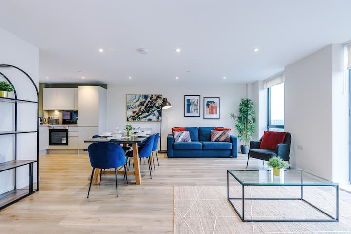 Stunning Top-floor 2br Free Parking & Stylish Stay - Liverpool