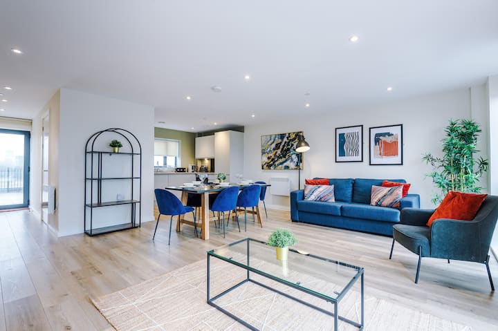 Top-floor City View | Elegant 2br + Free Parking - Liverpool