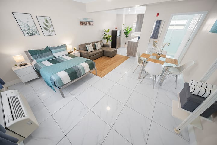 Beachside Escape | Rooftop | Kitchen + Sofa Bed - South Beach, FL