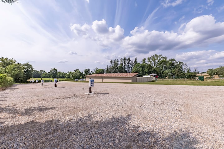 Emplacement De Camping-car Vide - Pont-de-Vaux