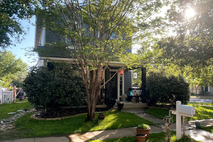 Quaint & Vivacious Home - Kyle, TX