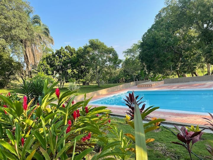Hacienda Tradicional Con Piscina - Melgar