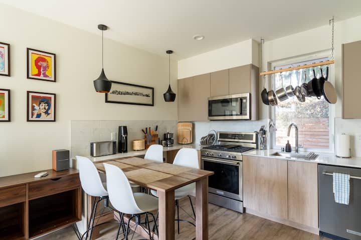 Minutes To Downtown + Rooftop Deck - Seattle, WA