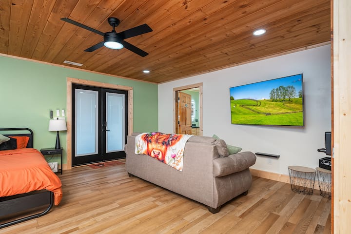 Private Spacious Cabin • Sleeps 17 • 3 Full Baths - Crossville, TN