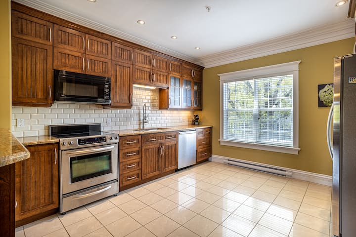 Executive Downtown Brownstone - Saint John's