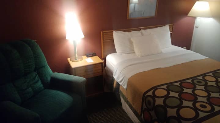 King Bed Non-smoking | Wautoma Inn - Spring Lake, WI