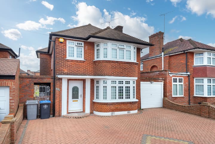 3br Home | Free Parking | Queensbury Underground - Barnet