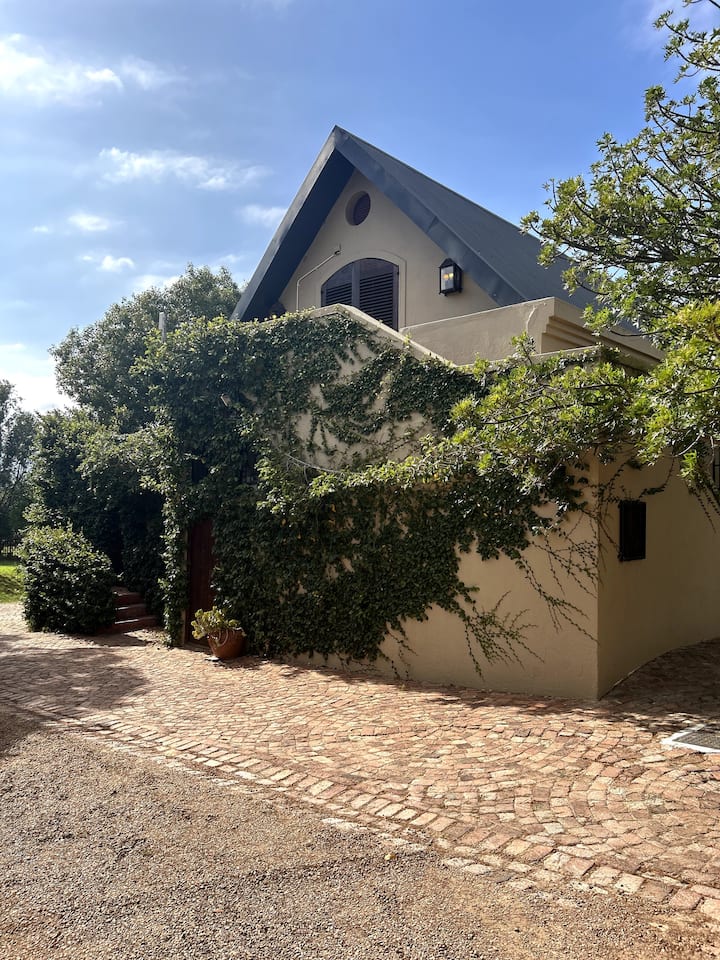 Private Bachelor Cottage - Paarl