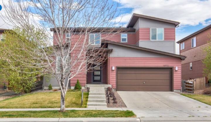 Spacious 5br Retreat Near Park - Denver Airport (DEN)