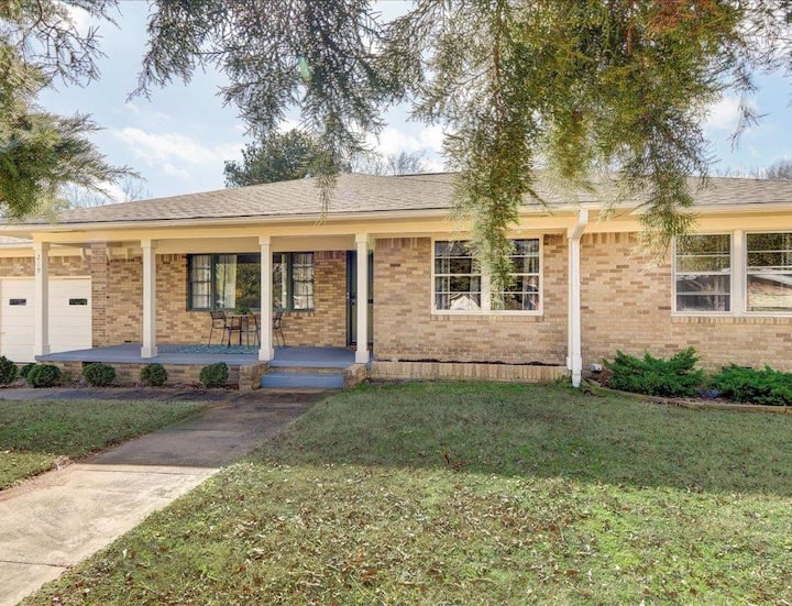 Oaklawn Racing | Retreat | Pet-friendly | Sleeps 7 - Hot Springs, AR