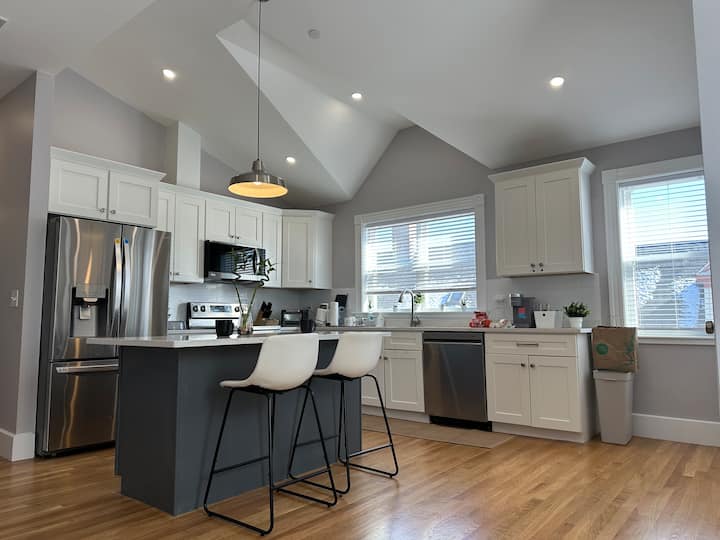 Bright & Private Home W/king Bed - Boston, MA