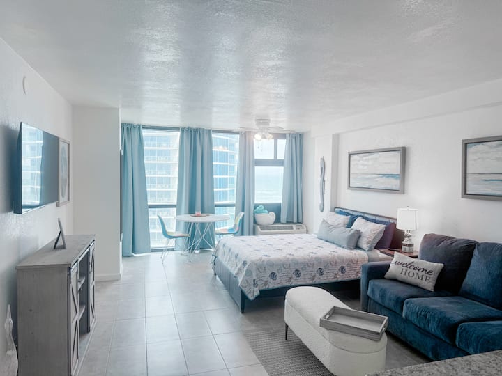 The Cozy Contemporary Condo On The Beach - Daytona Beach, FL