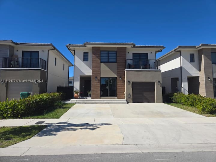 Stunning Pool Oasis Near Beach No Cleaning Fee - Florida City, FL