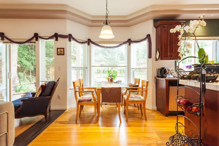 Private Bright Queen Room • White Rock Area - White Rock