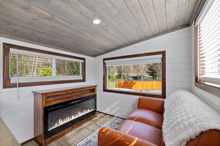 Luxury Tiny Home W/lake Access - Northwest Trek Wildlife Park