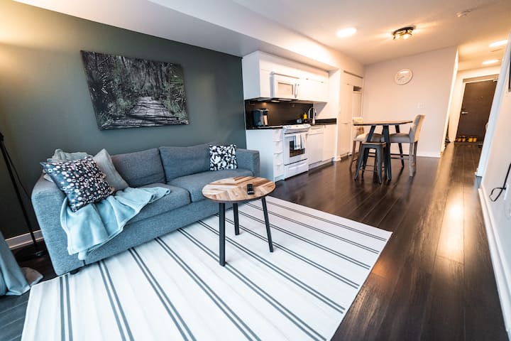 Trend & Cozy 1 Bed + Den Condo Adjacent Cn Tower - Toronto