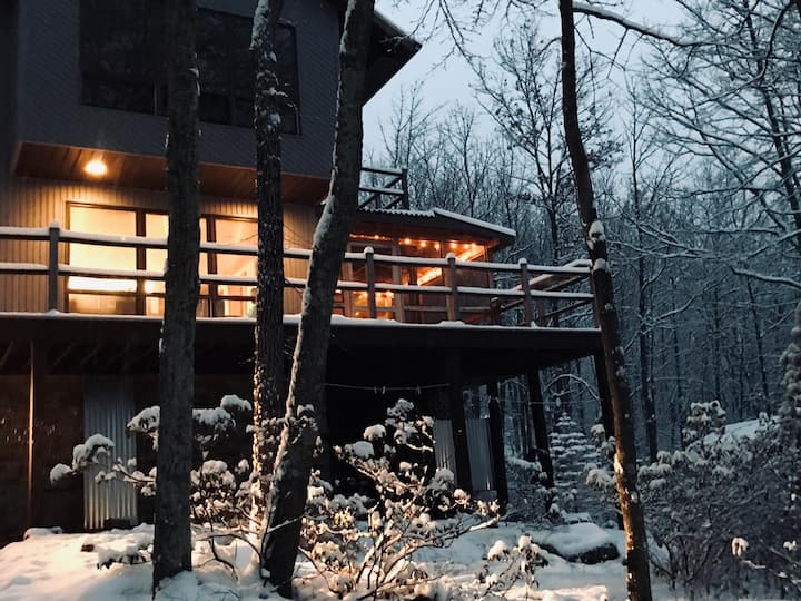 Unique Pocono Chalet Retreat With Scenic Views - Palmerton, PA