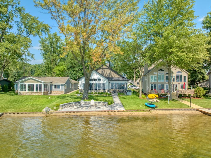 Luxury Lakefront Paradise | Sleeps 7-11 | Fire Pit - Brooklyn, MI