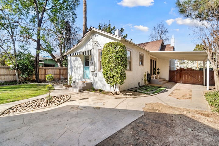 Sleeps 6 | Whimsical | Luxurious - Fresno, CA