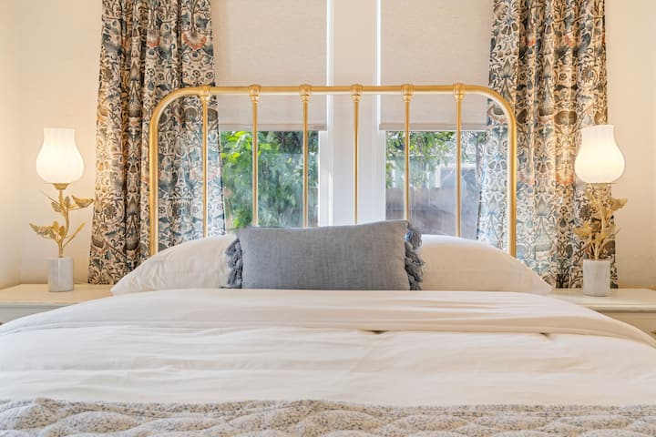 Sleeps 6 | Whimsical | Luxurious - Fresno, CA